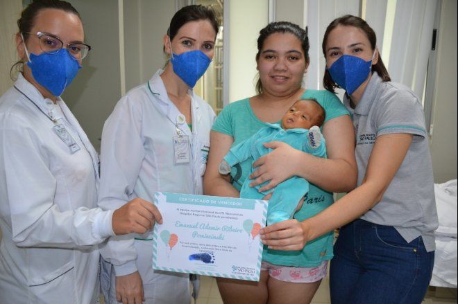 Bebê recebe alta e certificado de vencedor após ficar mais de 60 dias ...