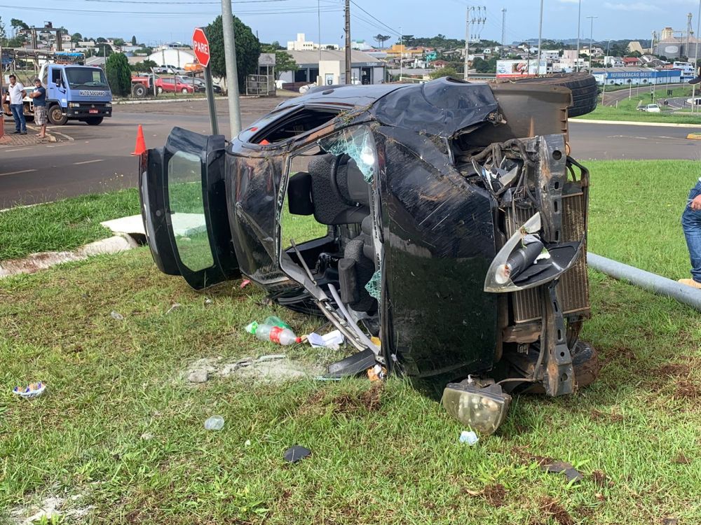 Duas pessoas ficam feridas em capotamento na BR-282 em Xanxerê | Tudo Sobre Xanxerê